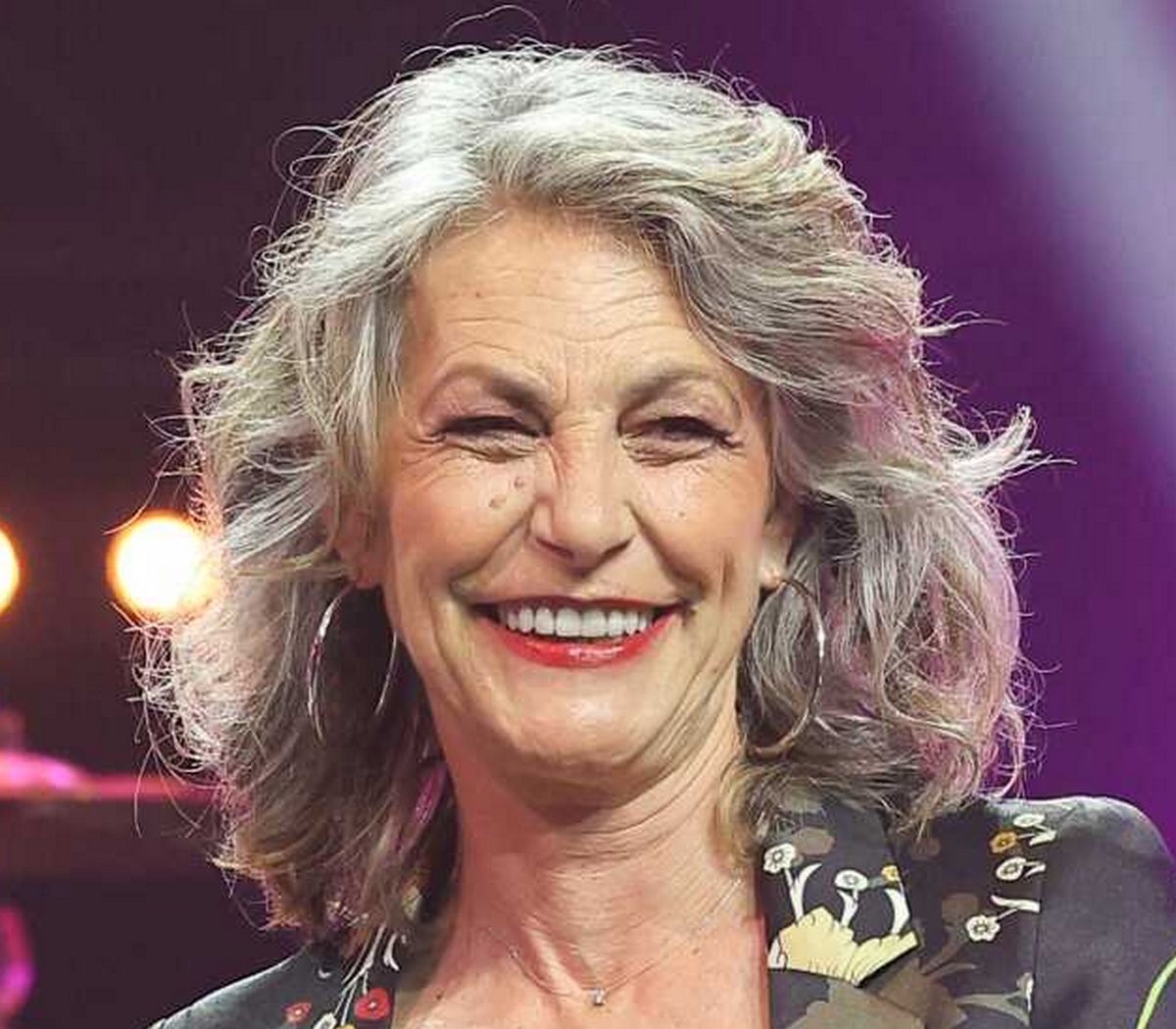 Lio : crâne rasé et cheveux teintés, son nouveau look affole la toile ...